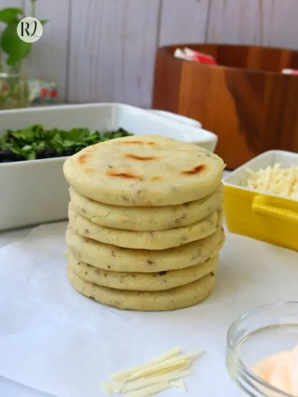 Arepa dominó venezolana con frijoles negros y queso - Recetas Lily