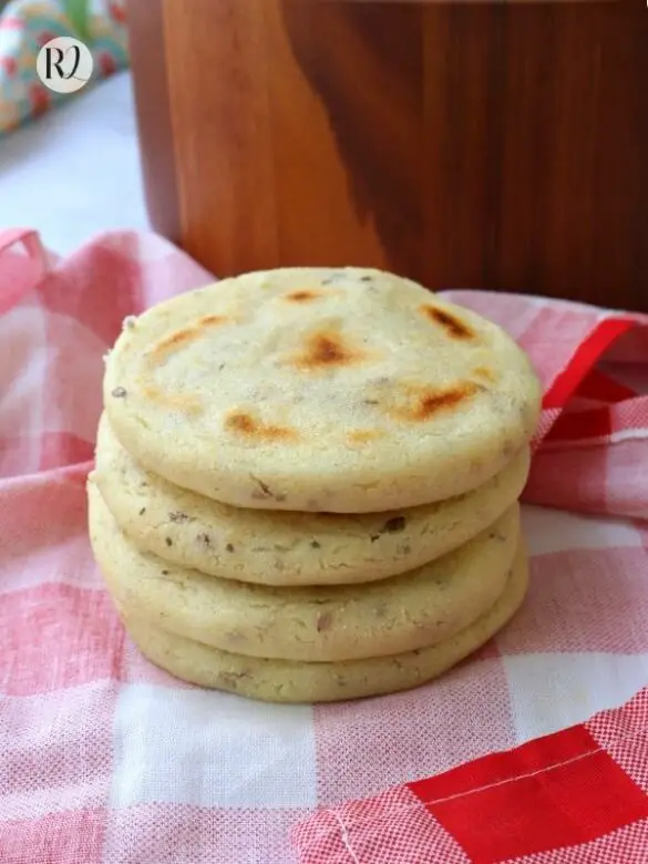 Arepa dominó venezolana con frijoles negros y queso - Recetas Lily